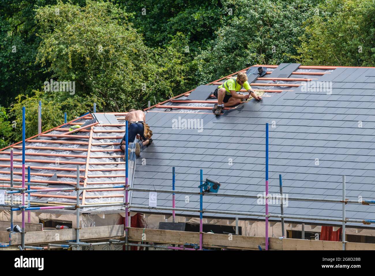 Roofer at work Stock Photo - Alamy