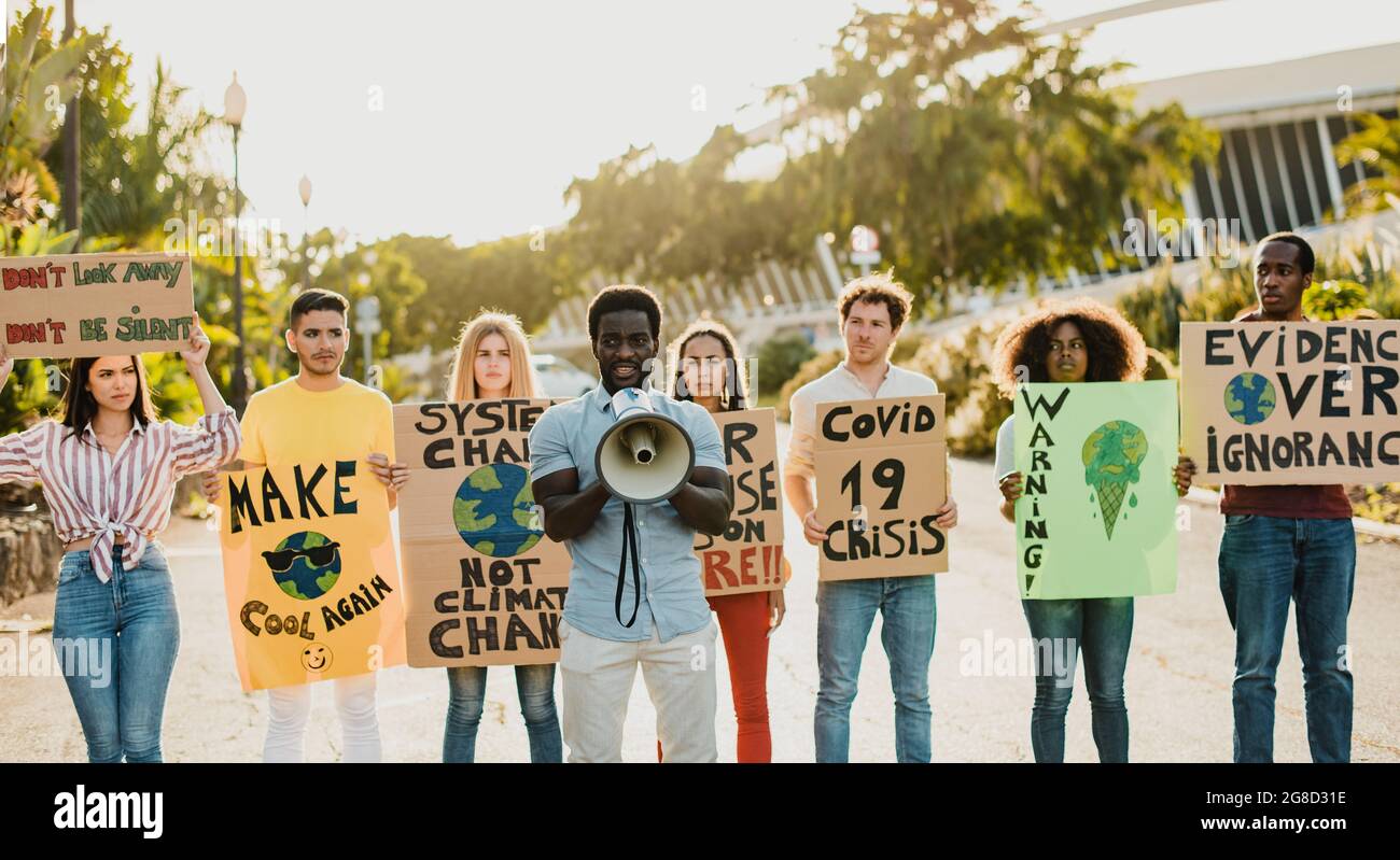Protesters with posters hi-res stock photography and images - Alamy