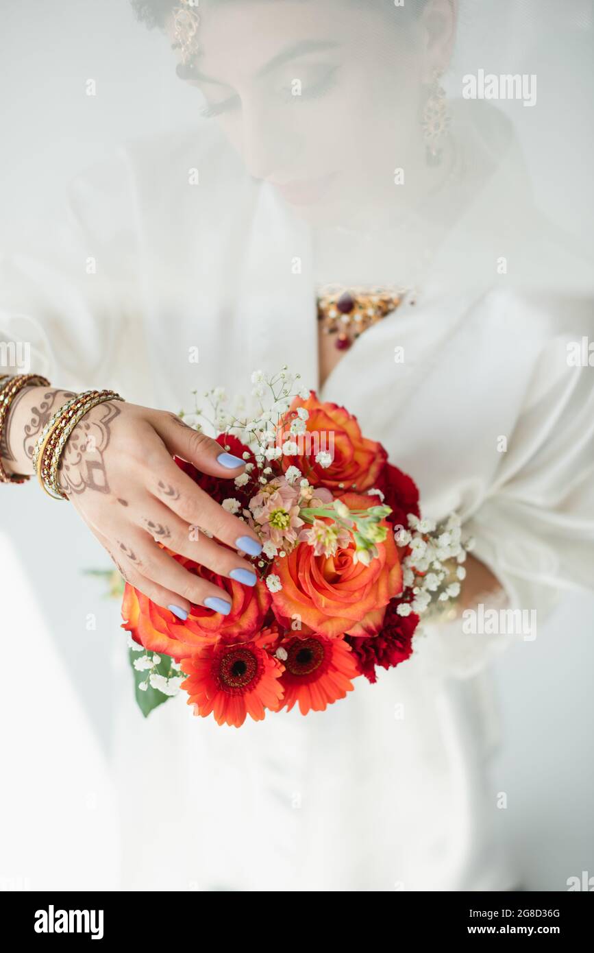 Pretty indian young hindu bride hi-res stock photography and images - Alamy