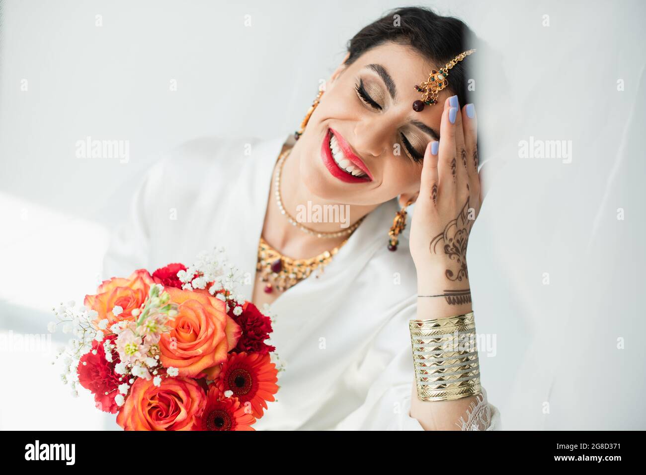 Indian bride holding bouquet hi-res stock photography and images - Alamy