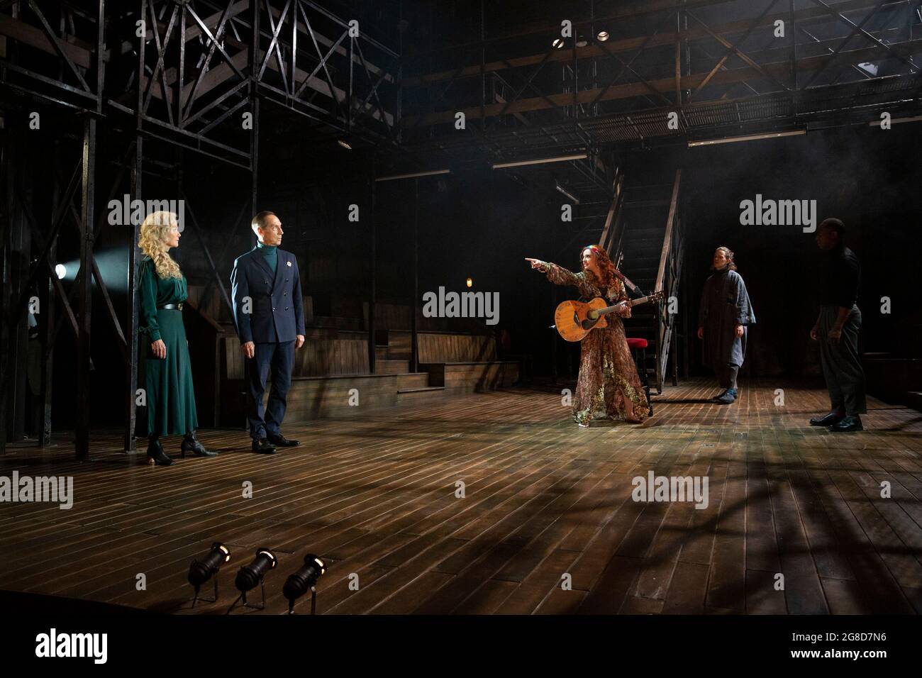 l-r: Jenny Seagrove (Gertrude), Jonathan Hyde (Claudius), Alis Wyn ...
