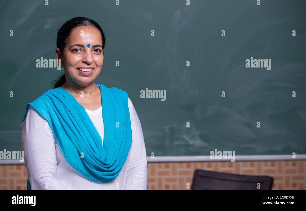 India teacher classroom hi-res stock photography and images - Alamy