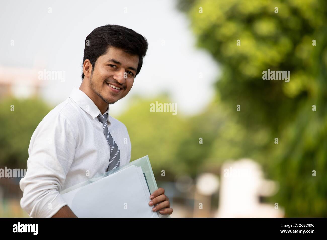 Male front facing portrait hi-res stock photography and images - Alamy