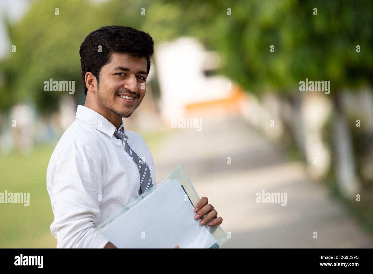 Male front facing portrait hi-res stock photography and images - Alamy