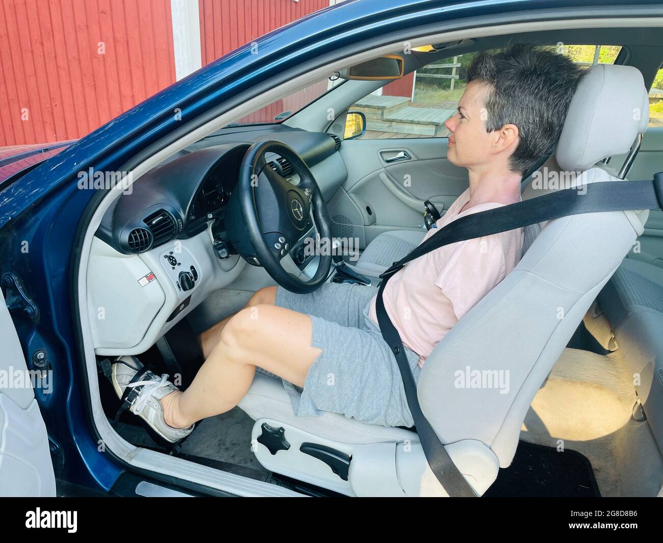 Armless Woman driving a Special Adapted Mercedes Benz Coupé with foot ...