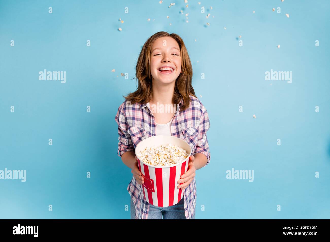 Child preteen popcorn hi-res stock photography and images - Alamy