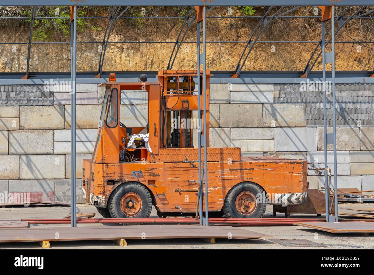 Side loading hi-res stock photography and images - Alamy