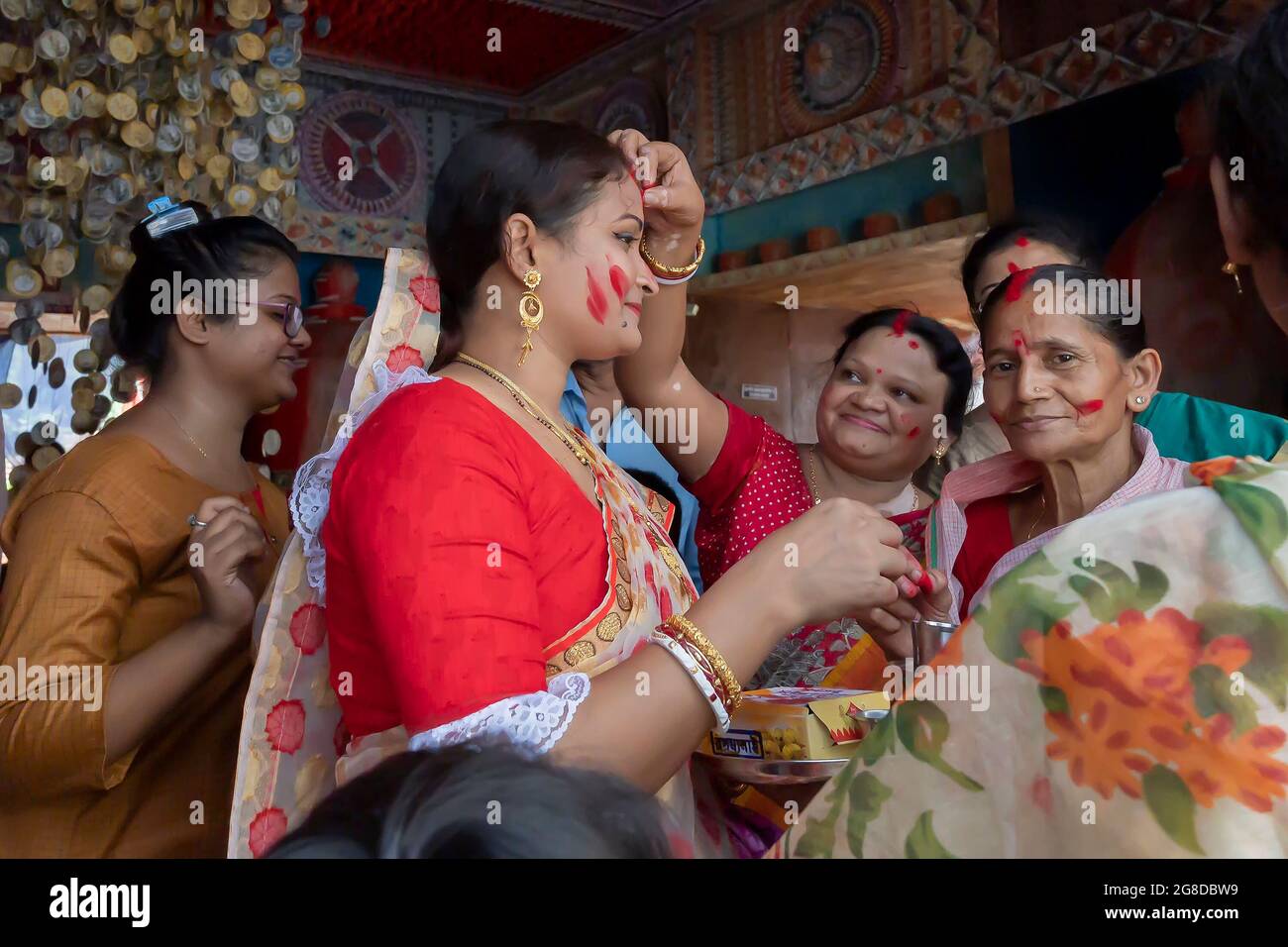 Applying sindoor hi-res stock photography and images - Alamy