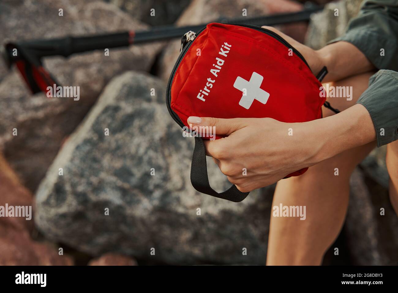 Hands kit first aid hi-res stock photography and images - Alamy