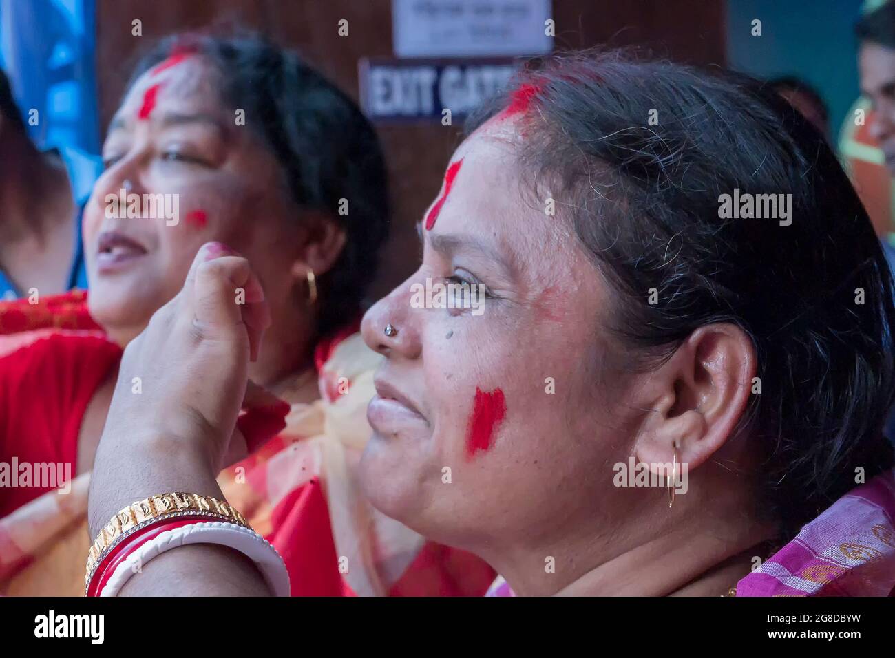 Applying sindoor hi-res stock photography and images - Alamy