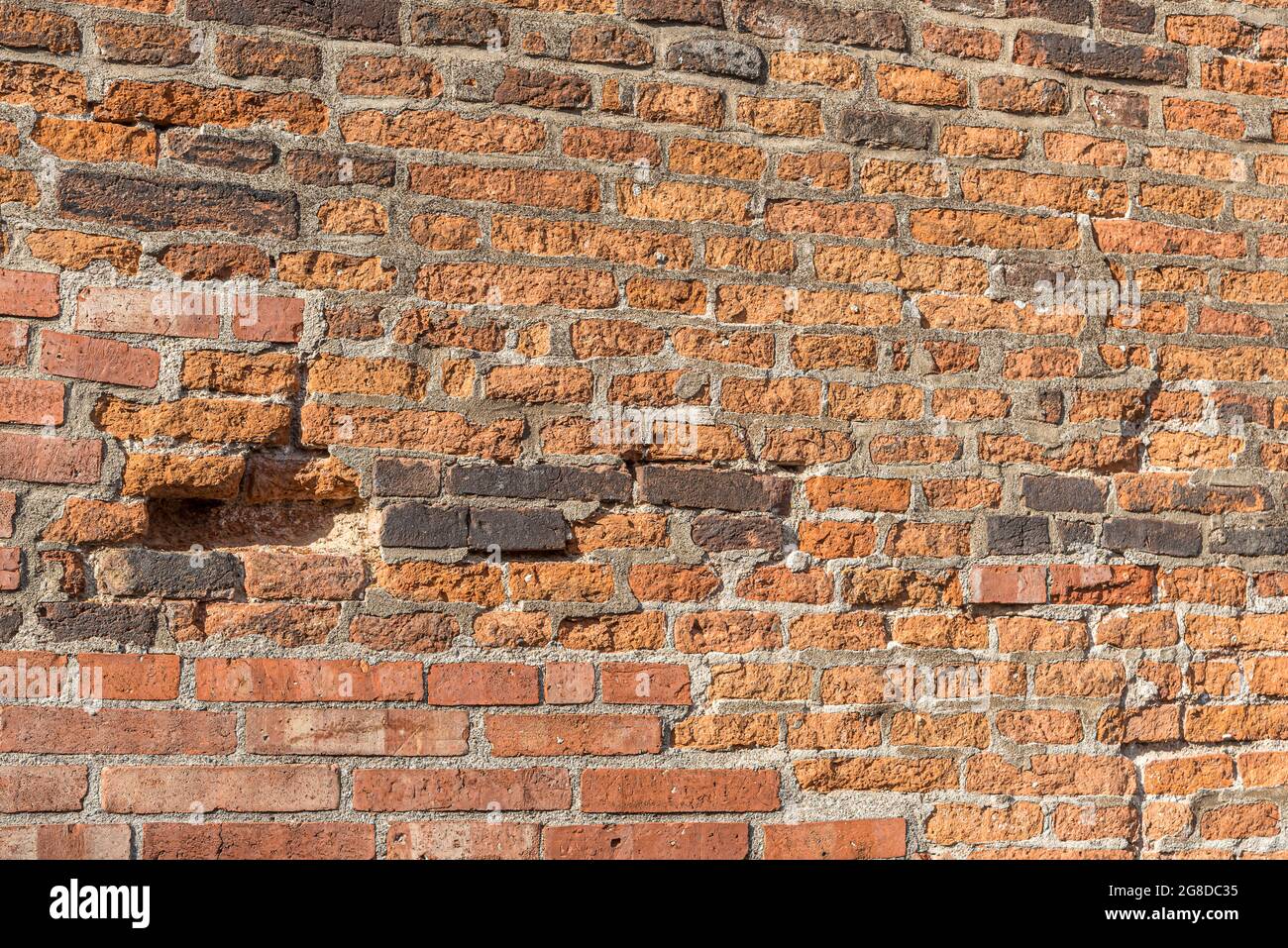 Damaged red brick wall hi-res stock photography and images - Alamy