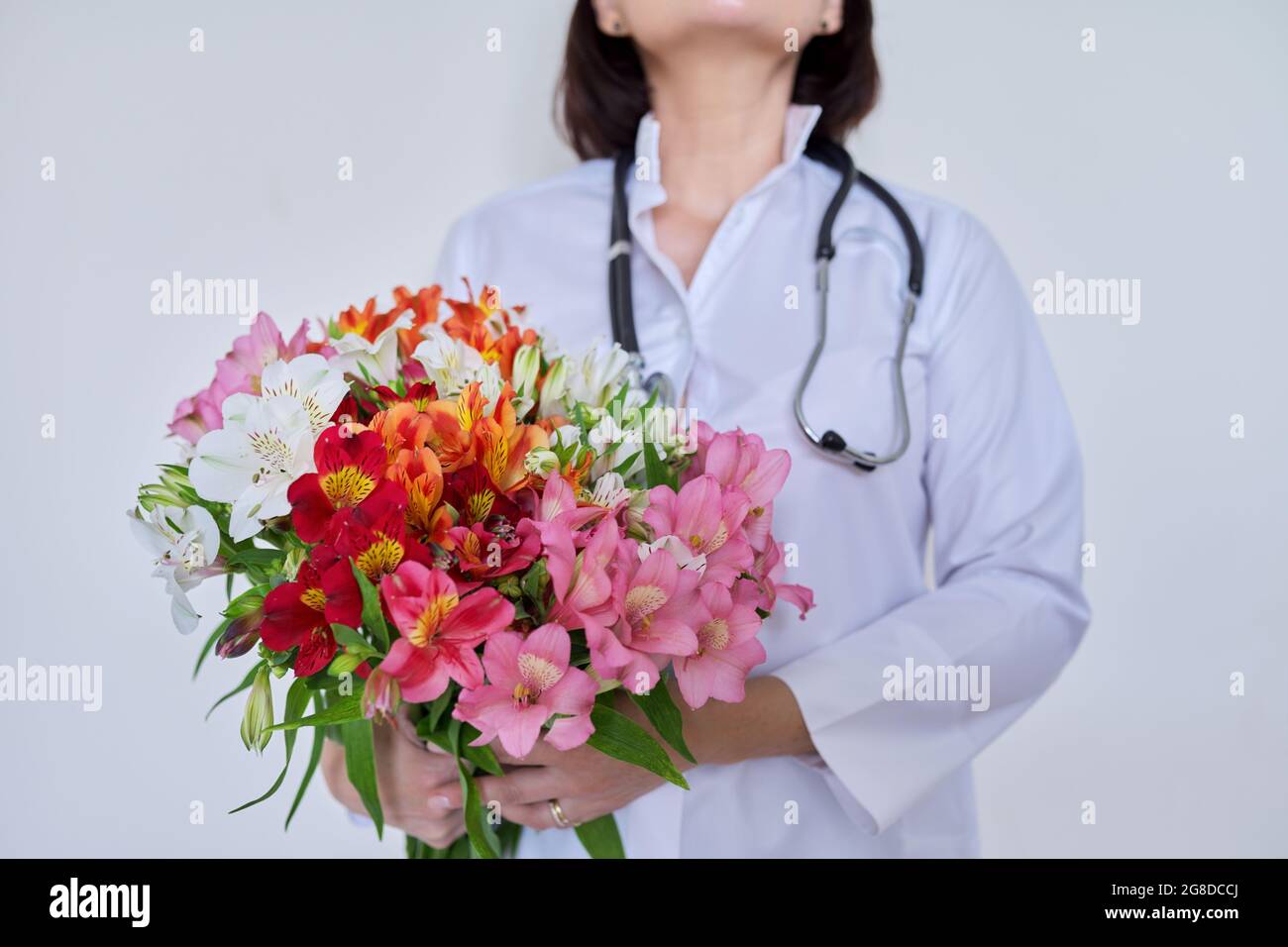 Beautiful doctor holding flowers hi-res stock photography and images ...