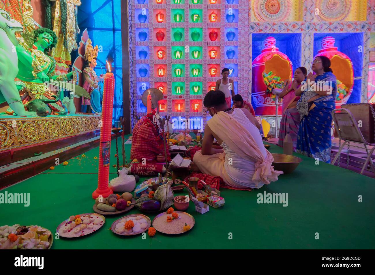 Howrah, West Bengal, India - 5th October 2019 : Hindu Bengali sari clad ...