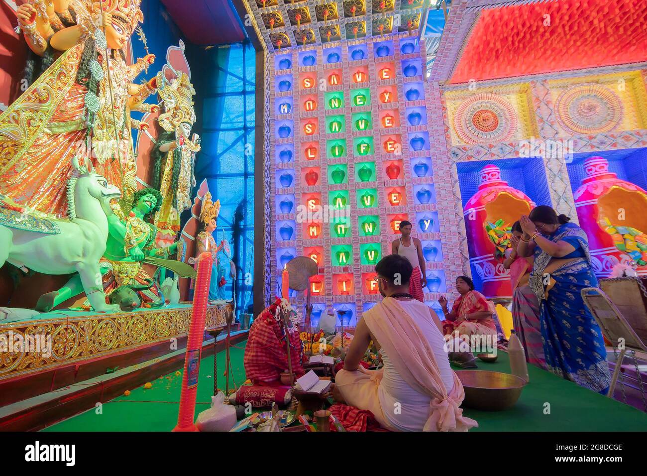 Purohit doing puja hi-res stock photography and images - Alamy
