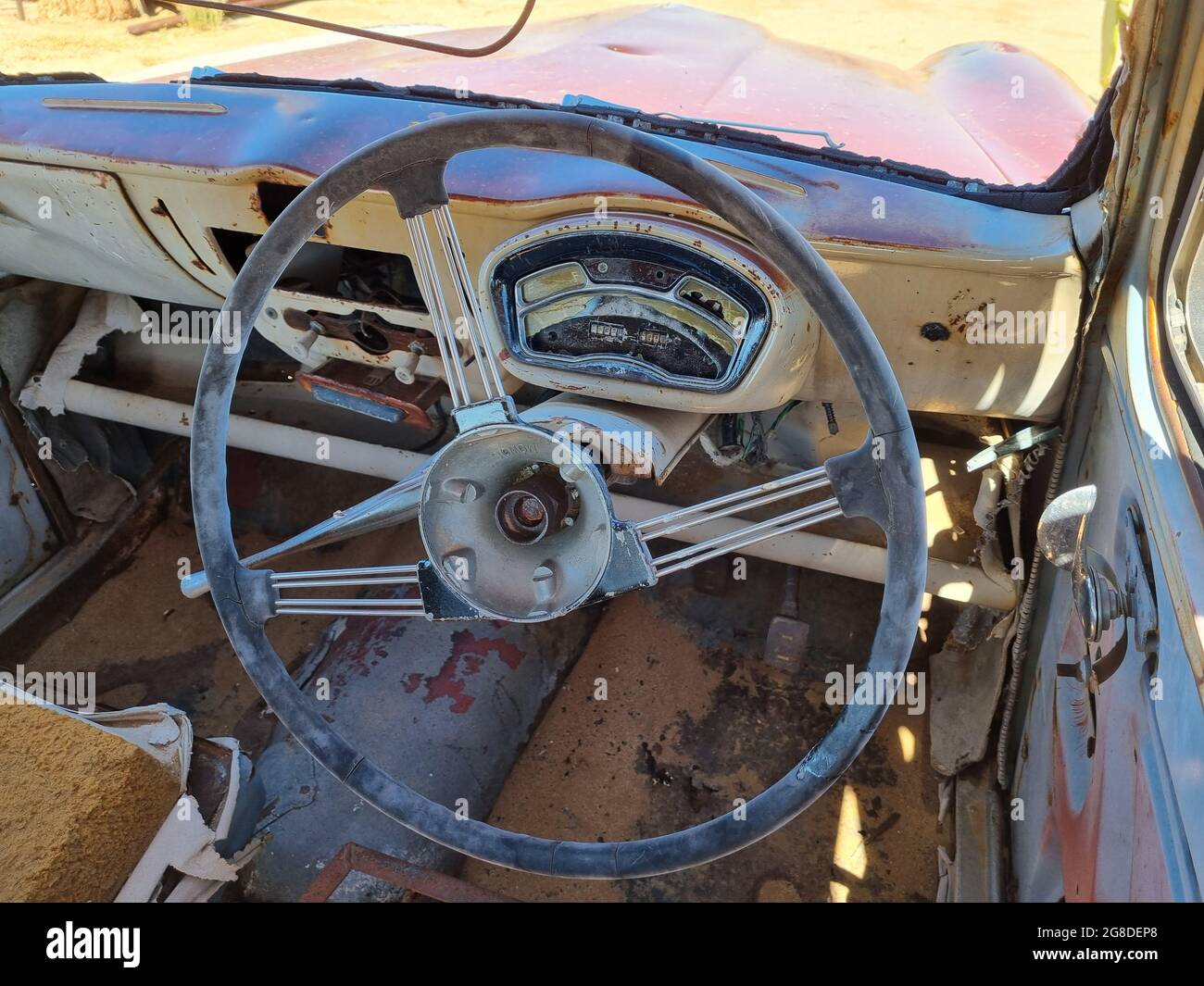 Old broken vintage car thrown in a desert Stock Photo - Alamy