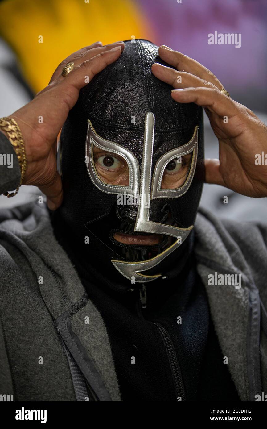 Non Exclusive: MEXICO CITY, MEXICO - JULY 17: Wrestling legend 'El Rayo ...