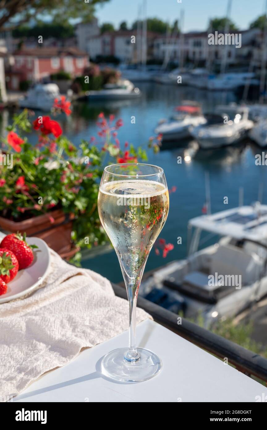 Pouring champagne yacht hi-res stock photography and images - Alamy