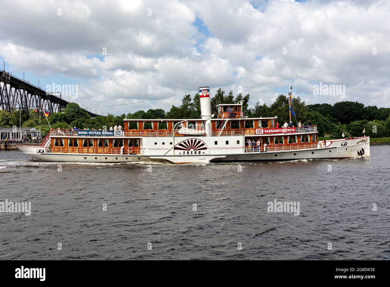 Side wheeler paddle boat hi-res stock photography and images - Alamy