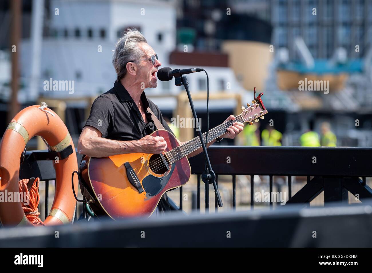 Liverpool busker hi-res stock photography and images - Alamy