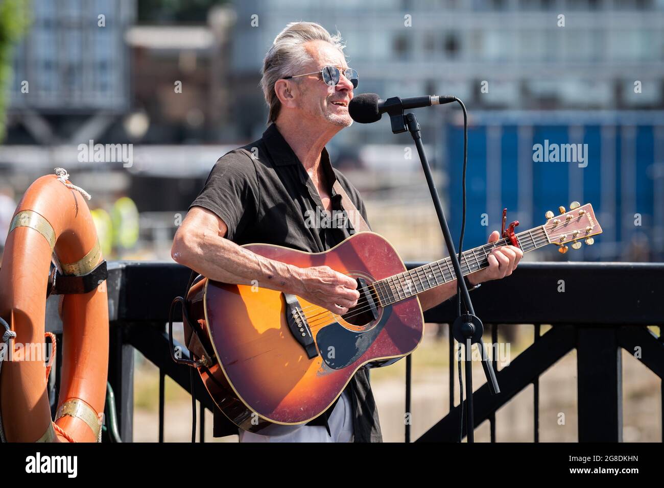 Liverpool busker hi-res stock photography and images - Alamy