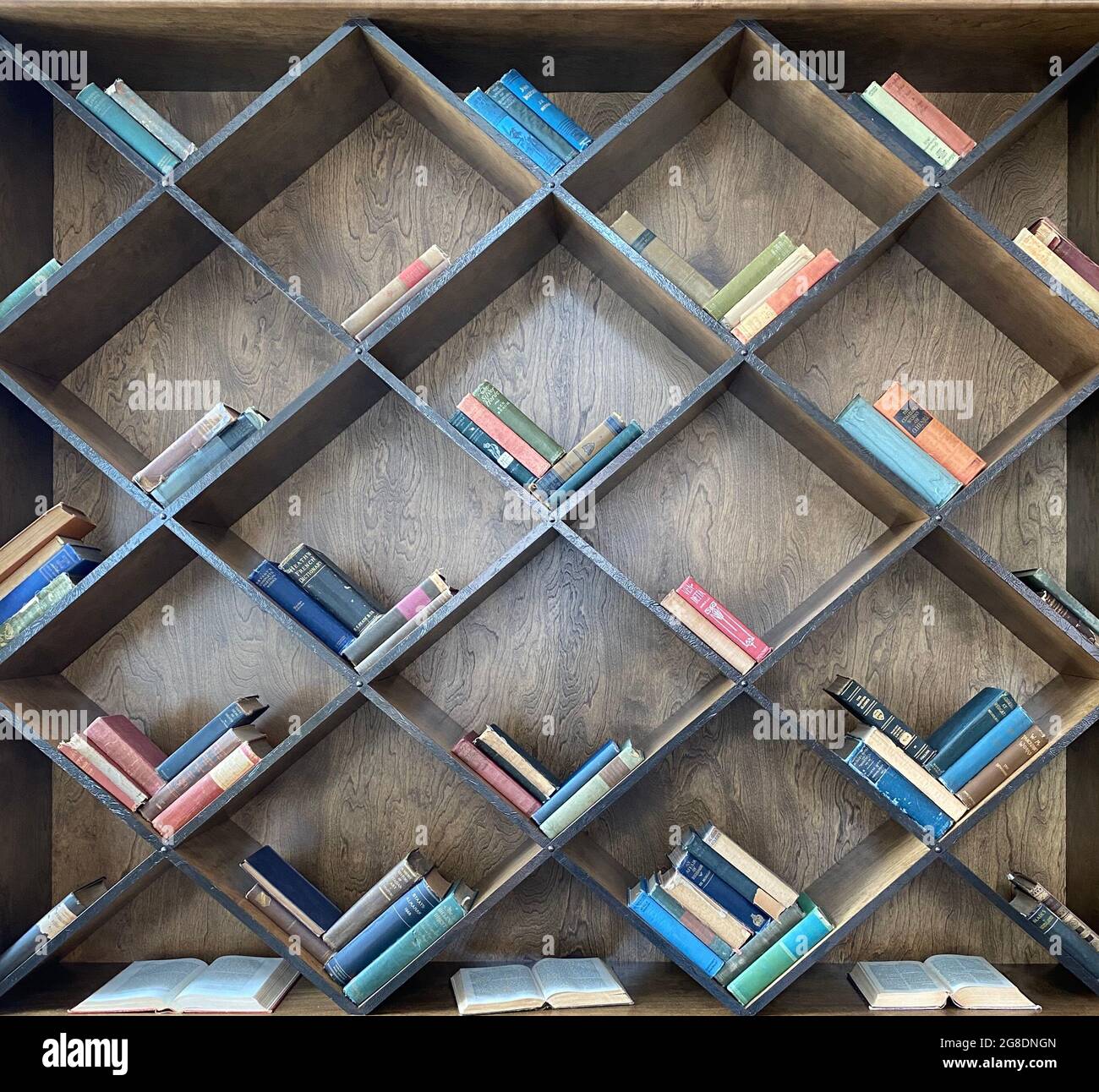 Bookcases hi-res stock photography and images - Alamy