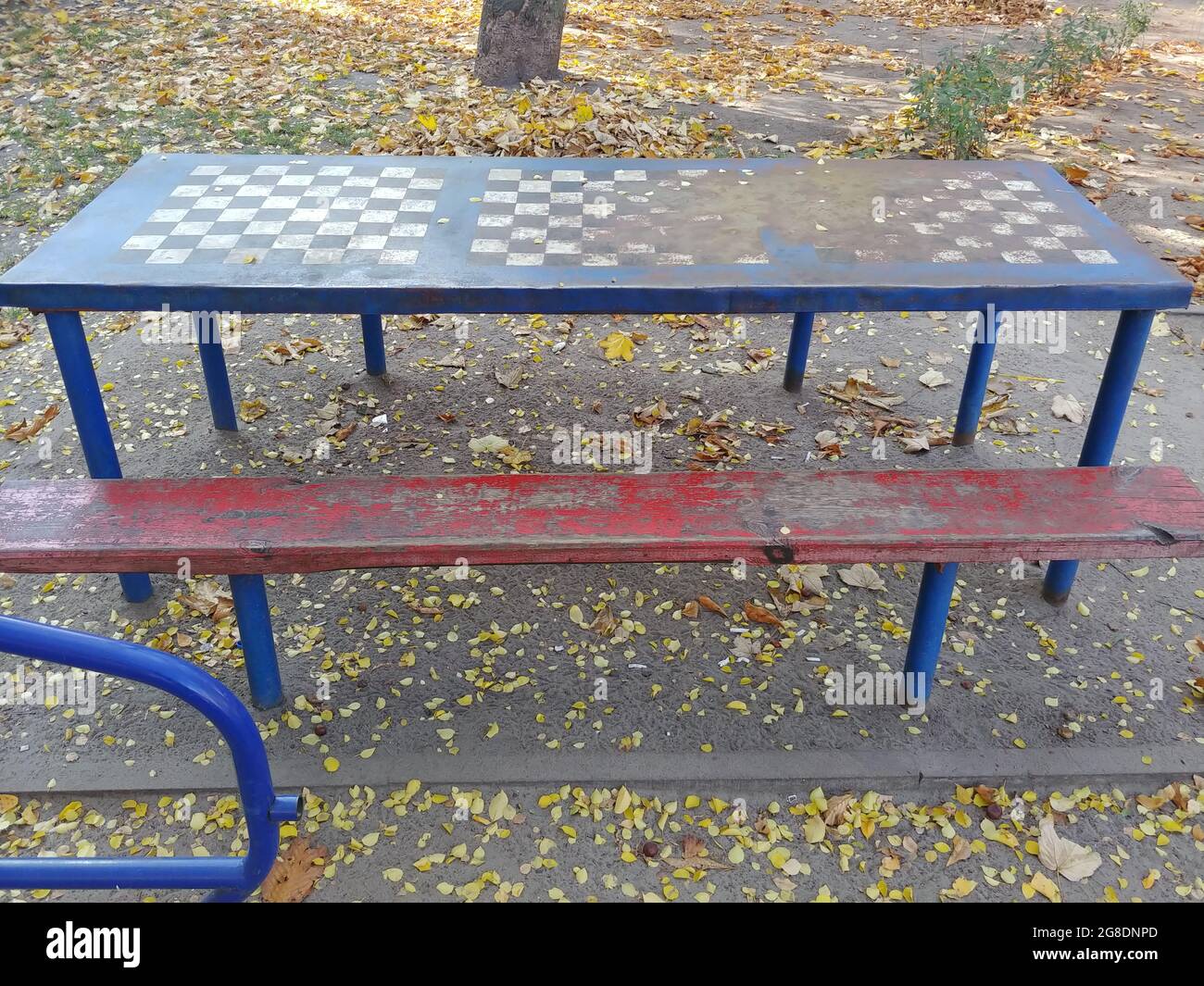Public checkers and chess table hi-res stock photography and images - Alamy