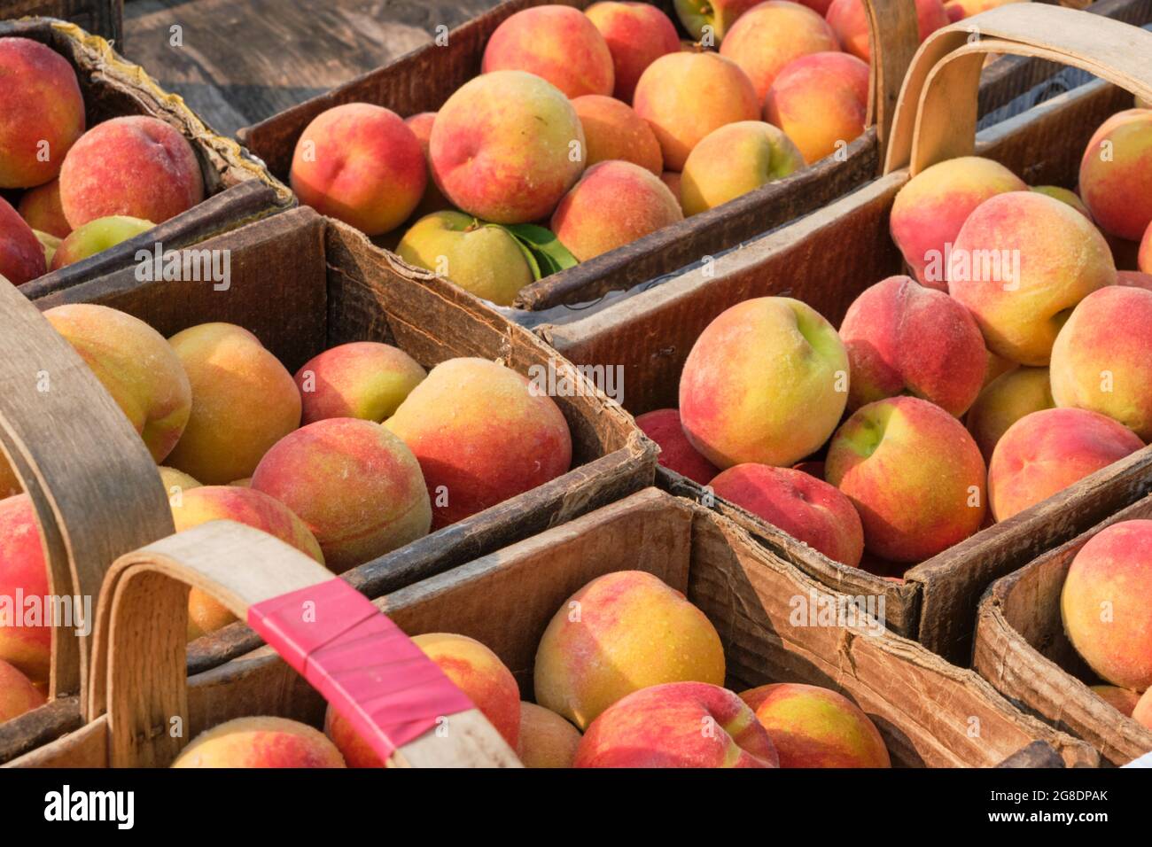 Each peach market hi-res stock photography and images - Alamy