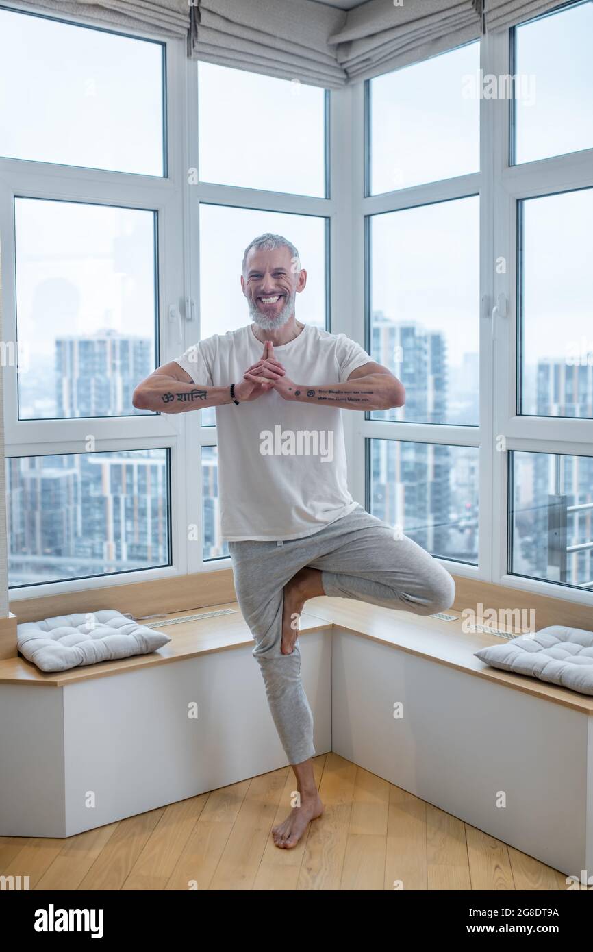 Balance asana hi-res stock photography and images - Alamy