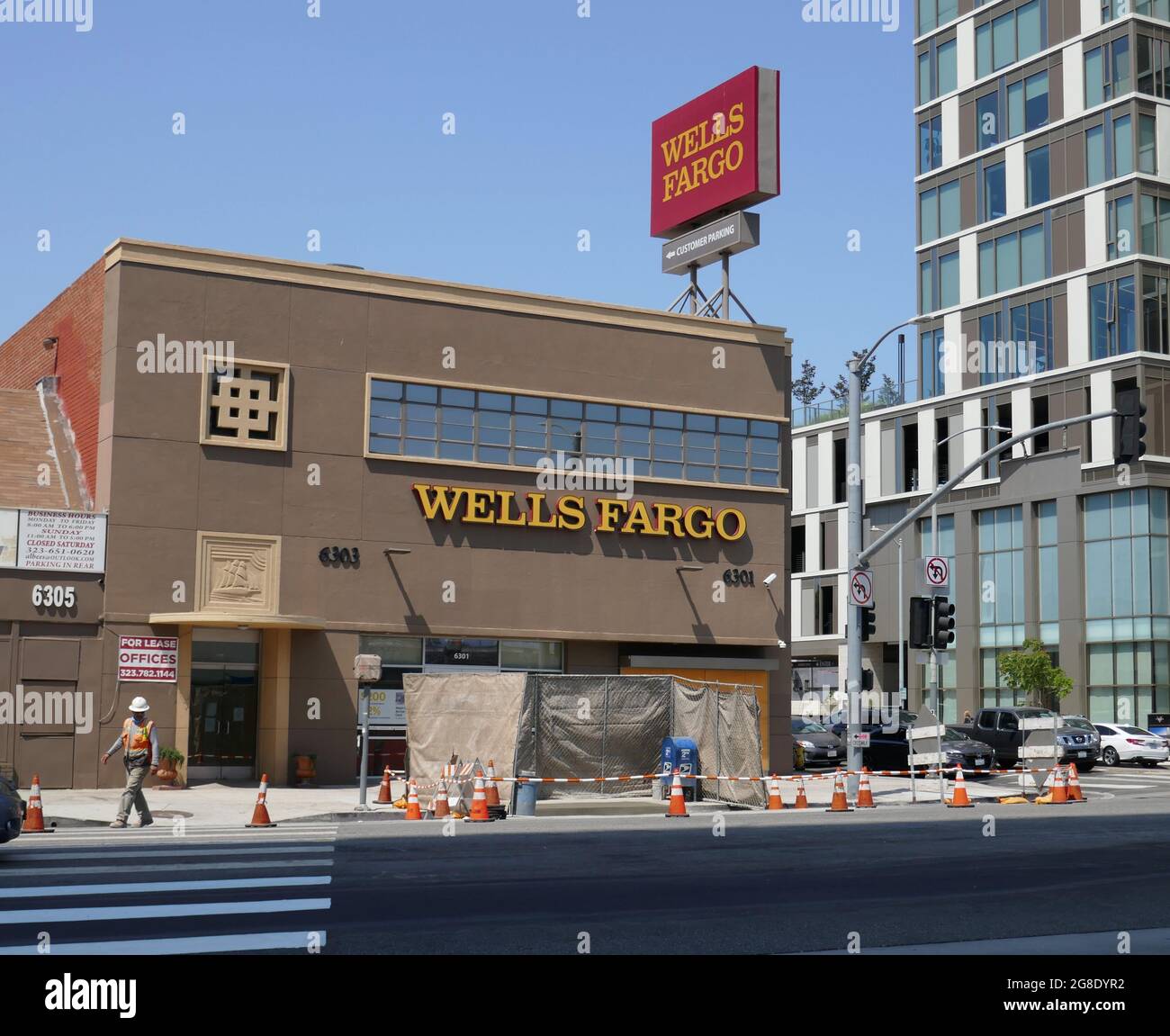 Wells fargo building and los angeles hi-res stock photography and ...