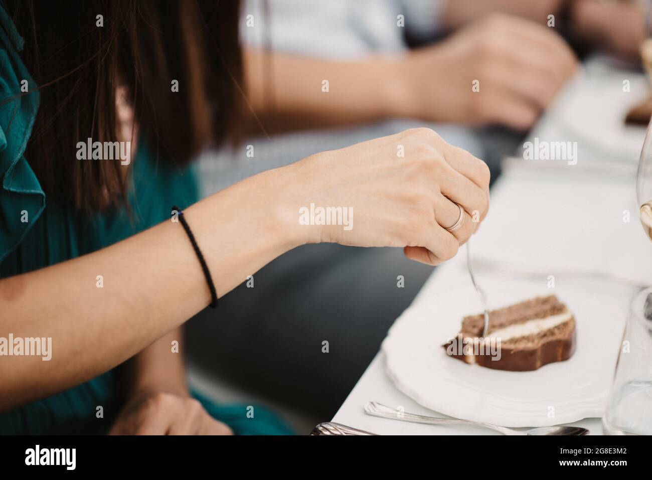 Woman's hand slicing a piece of chocolate cake Stock Photo - Alamy