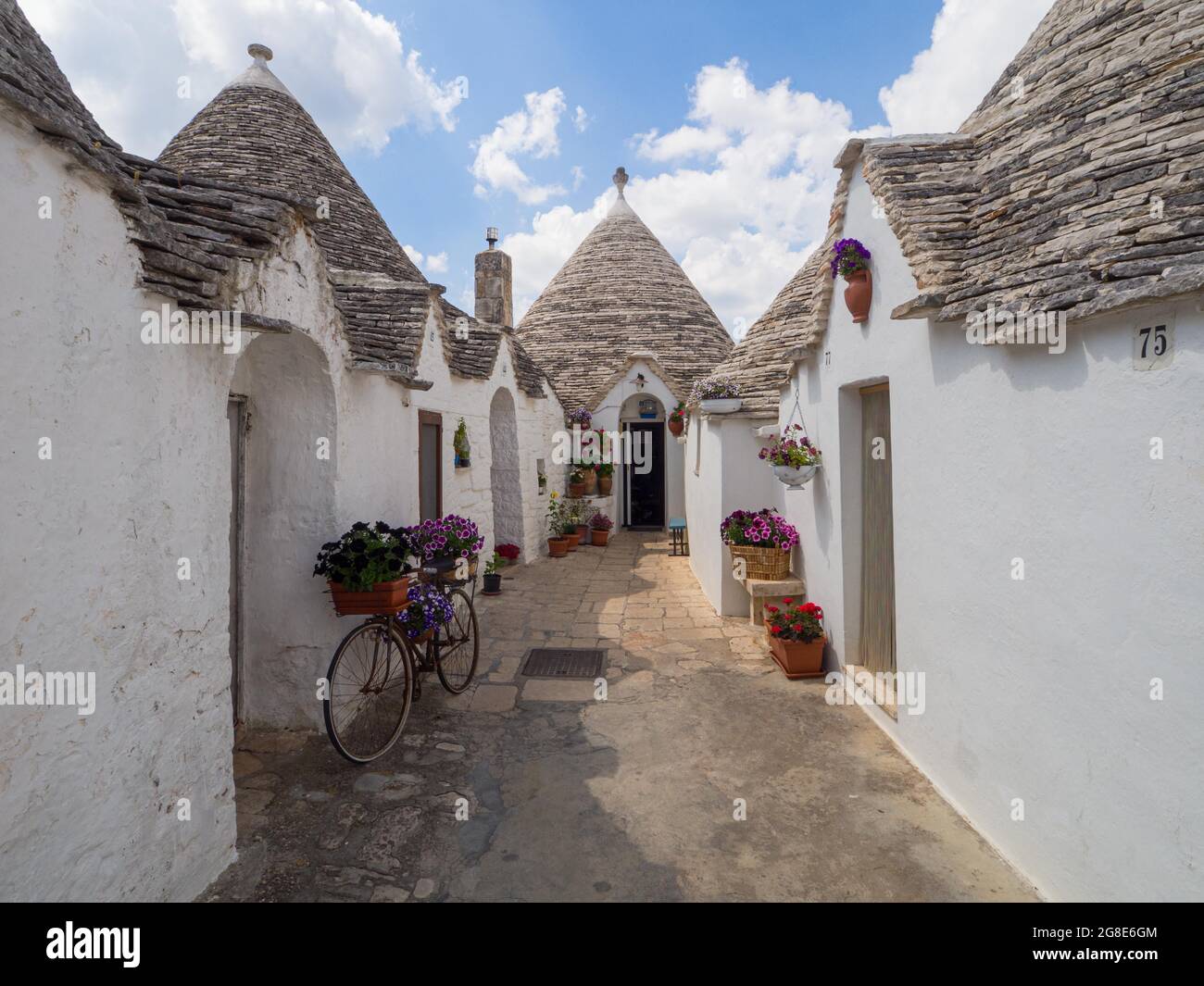 Typical trulli houses in Alberobello, Apulia, Italy Stock Photo - Alamy