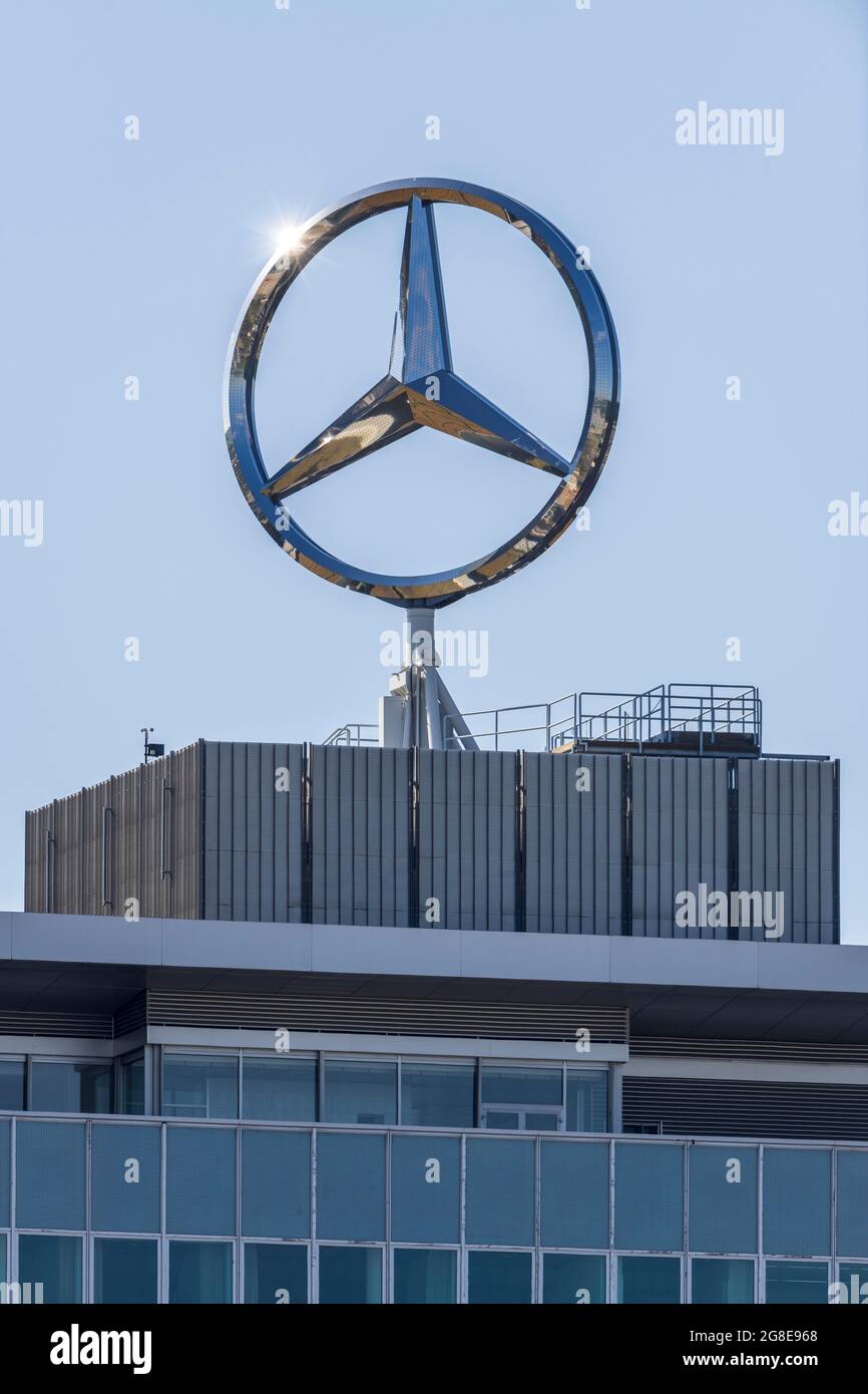 Mercedes logo building hi-res stock photography and images - Alamy