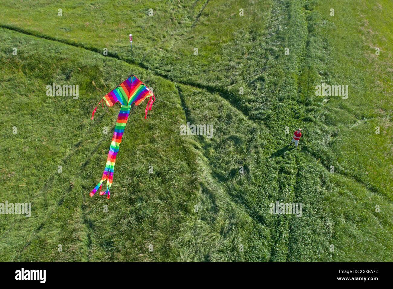 Boy flying a kite hi-res stock photography and images - Alamy