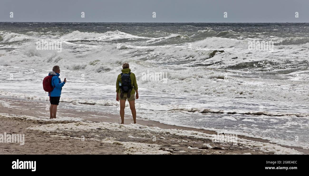 Couple on the beach at the surf, North Sea, west coast Hoernum, Sylt ...