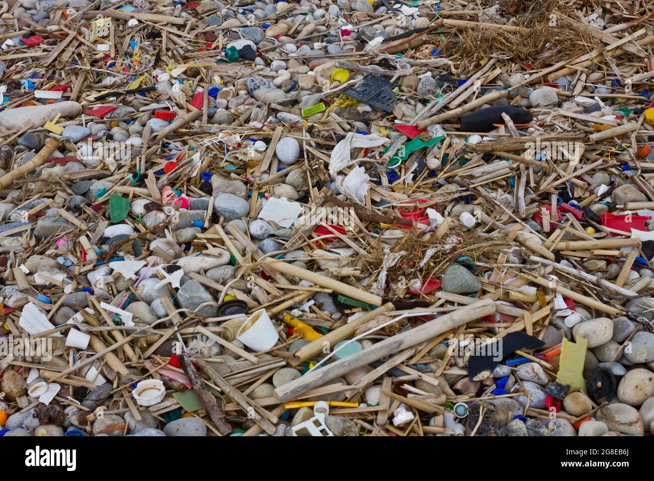 Rubbish washed onto beach hi-res stock photography and images - Alamy