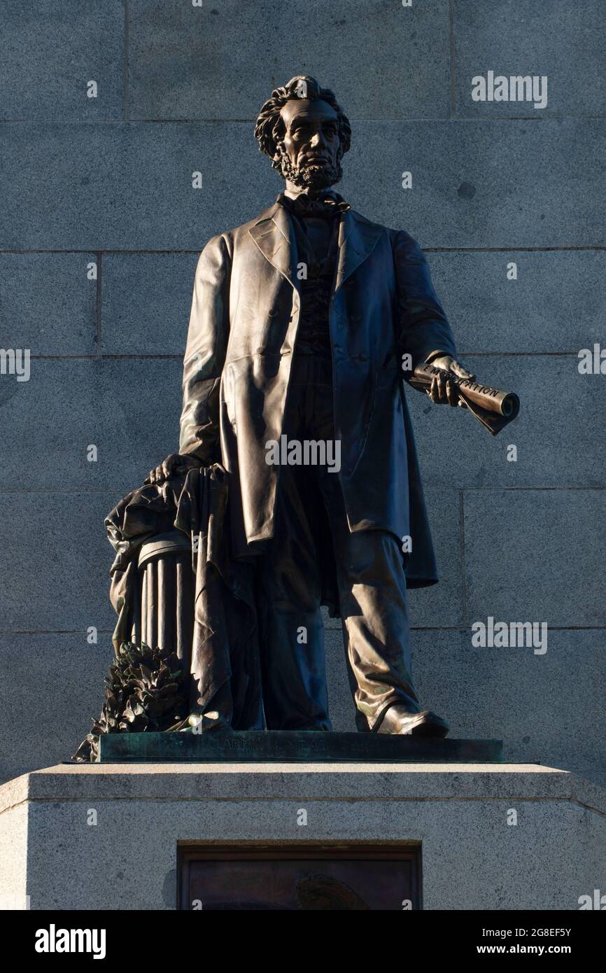 Lincoln statue, Lincoln Tomb State Historic Site, Springfield, Illinois ...