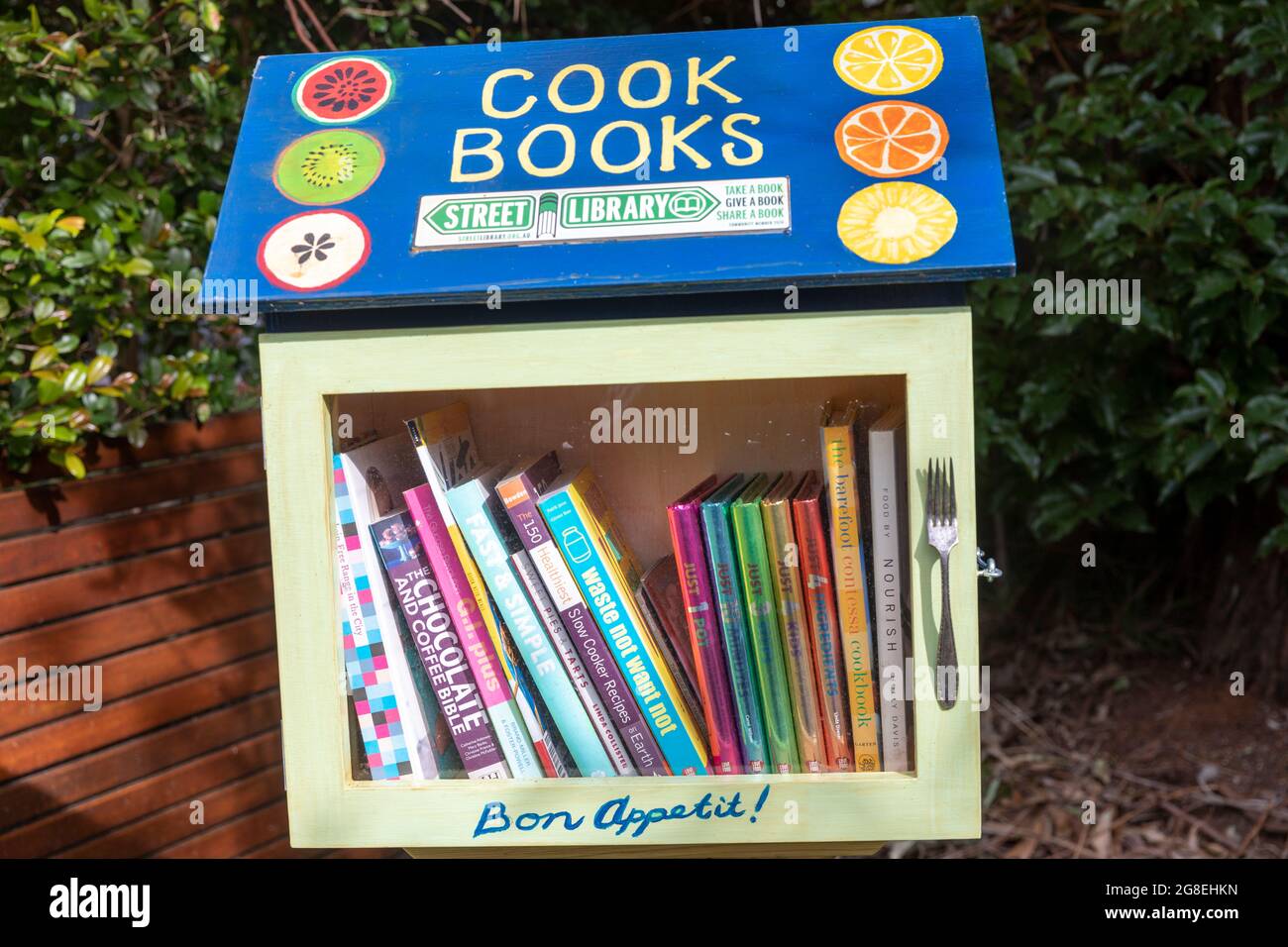 Free street library in Avalon Beach Sydney, members of the community ...