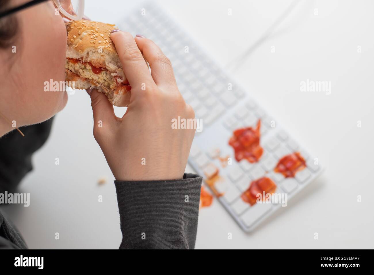 Businesswoman eating burger desk hi-res stock photography and images ...