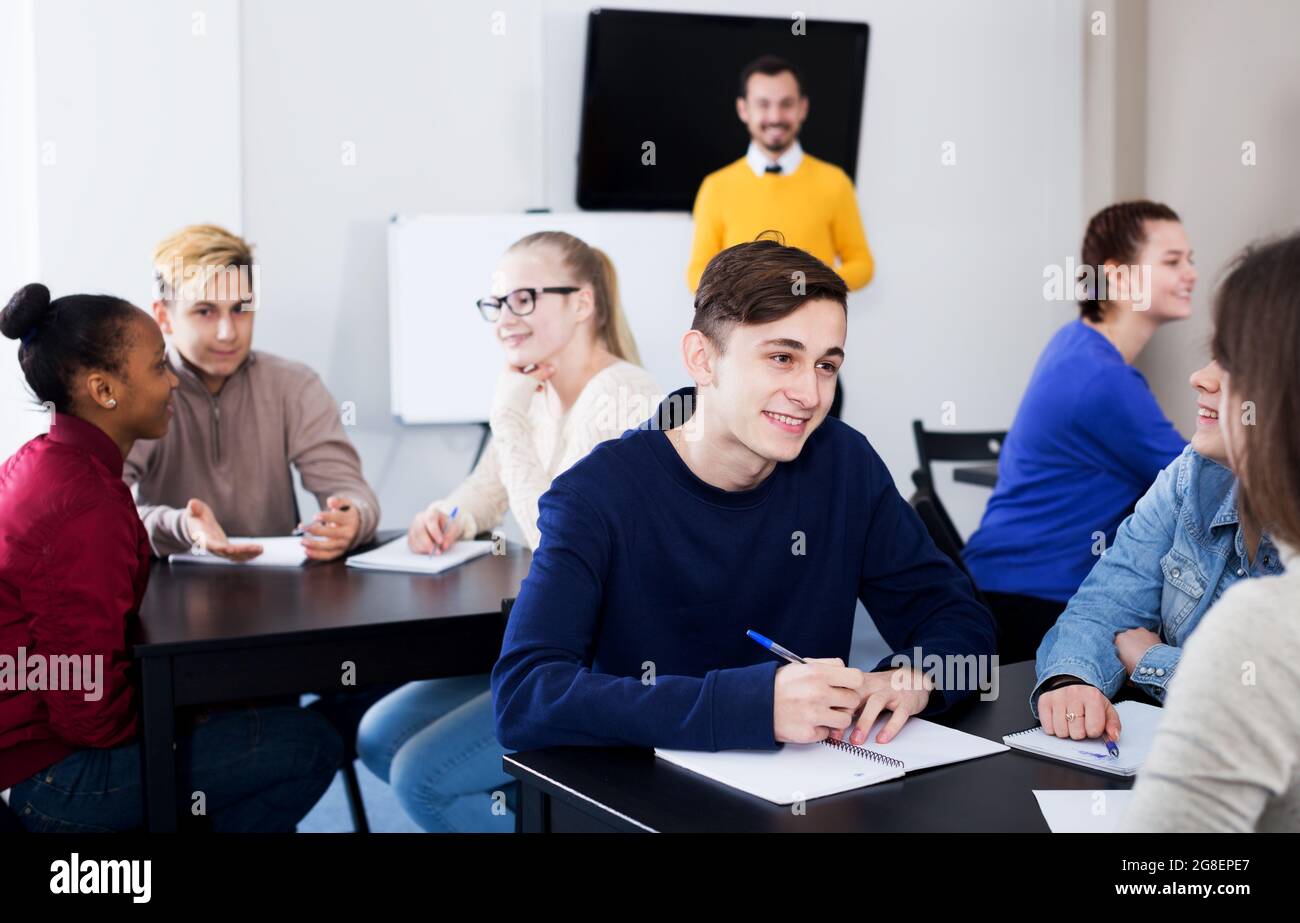 Teenage groups hi-res stock photography and images - Alamy