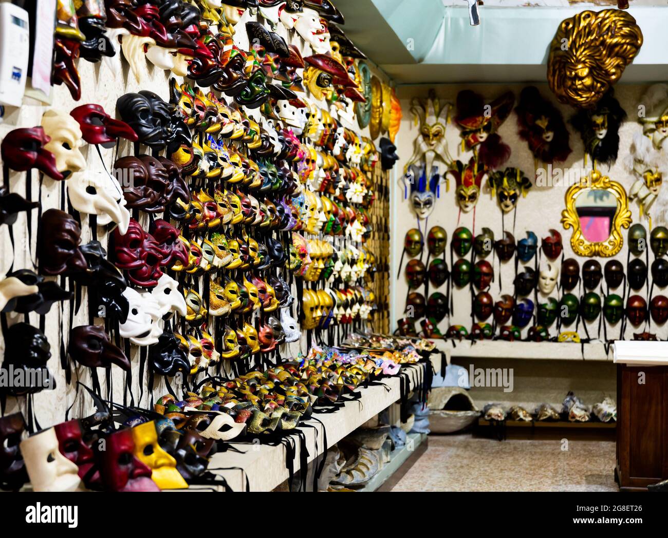 Traditional venician masks on shelves in souvenirs shop in Venice Stock Photo - Alamy