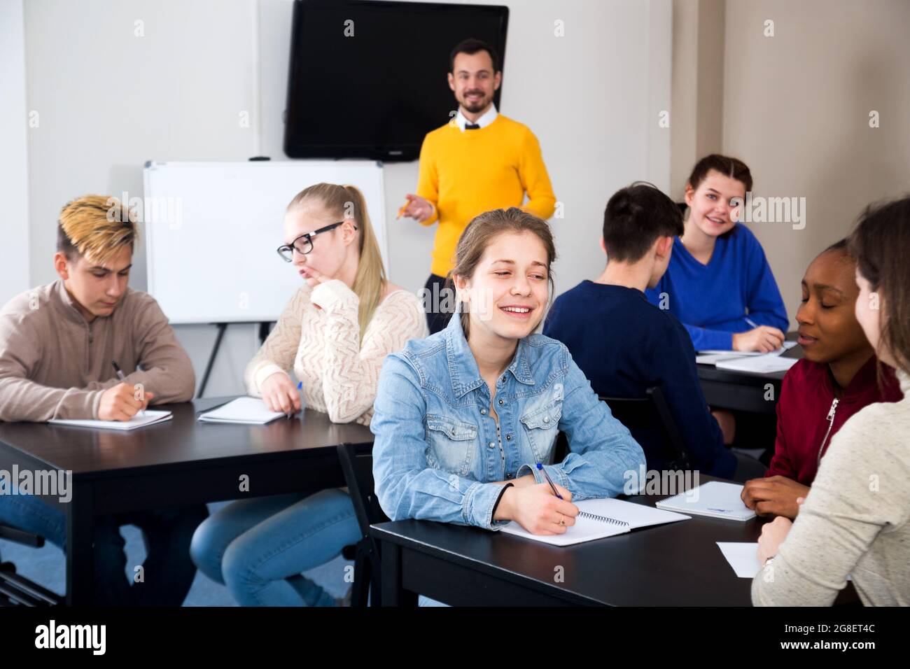 Classmates collaborating hi-res stock photography and images - Alamy