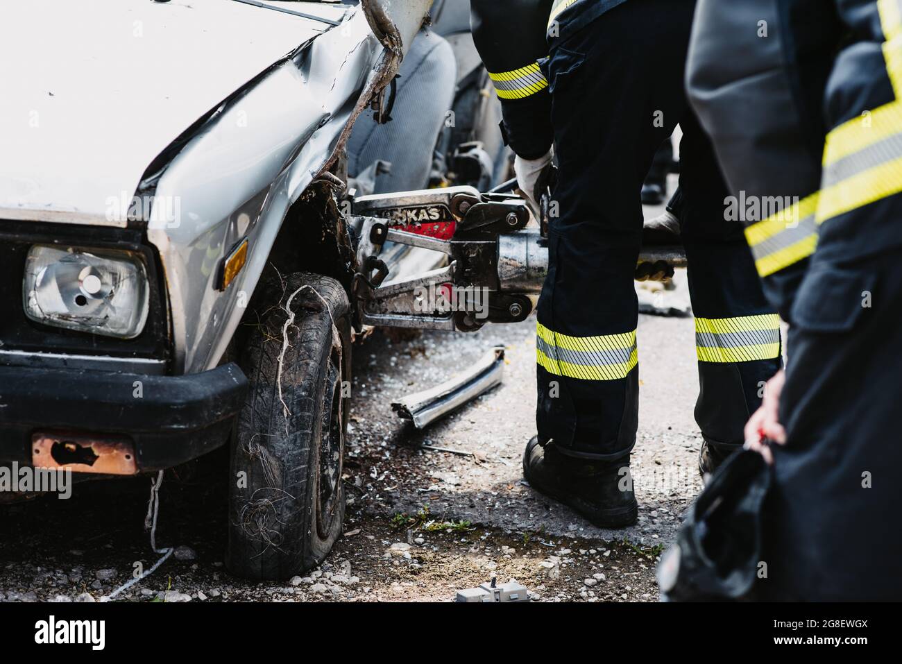 Mechanic fixing a damaged car Stock Photo - Alamy
