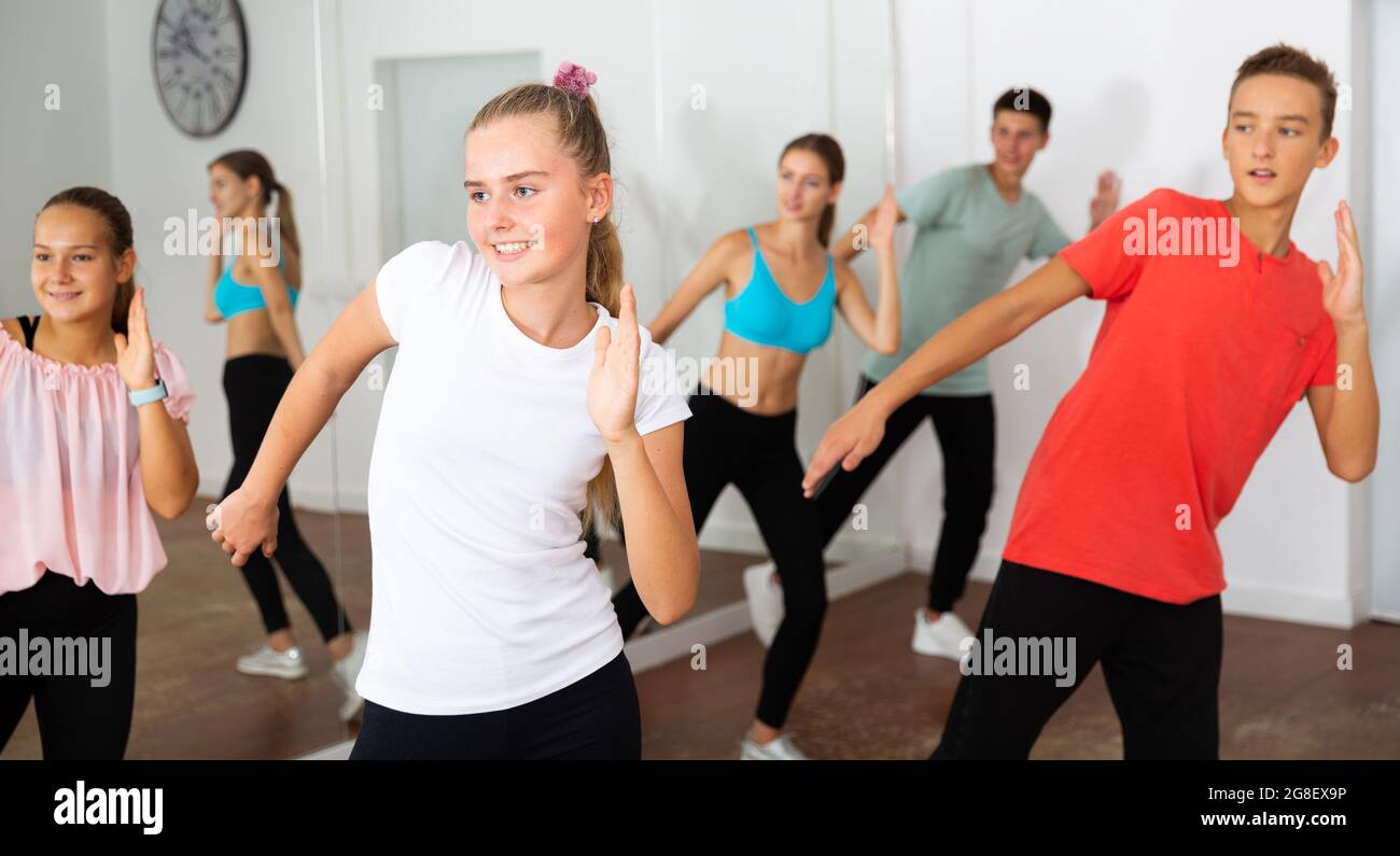 Teenage girl practicing dance with group Stock Photo - Alamy