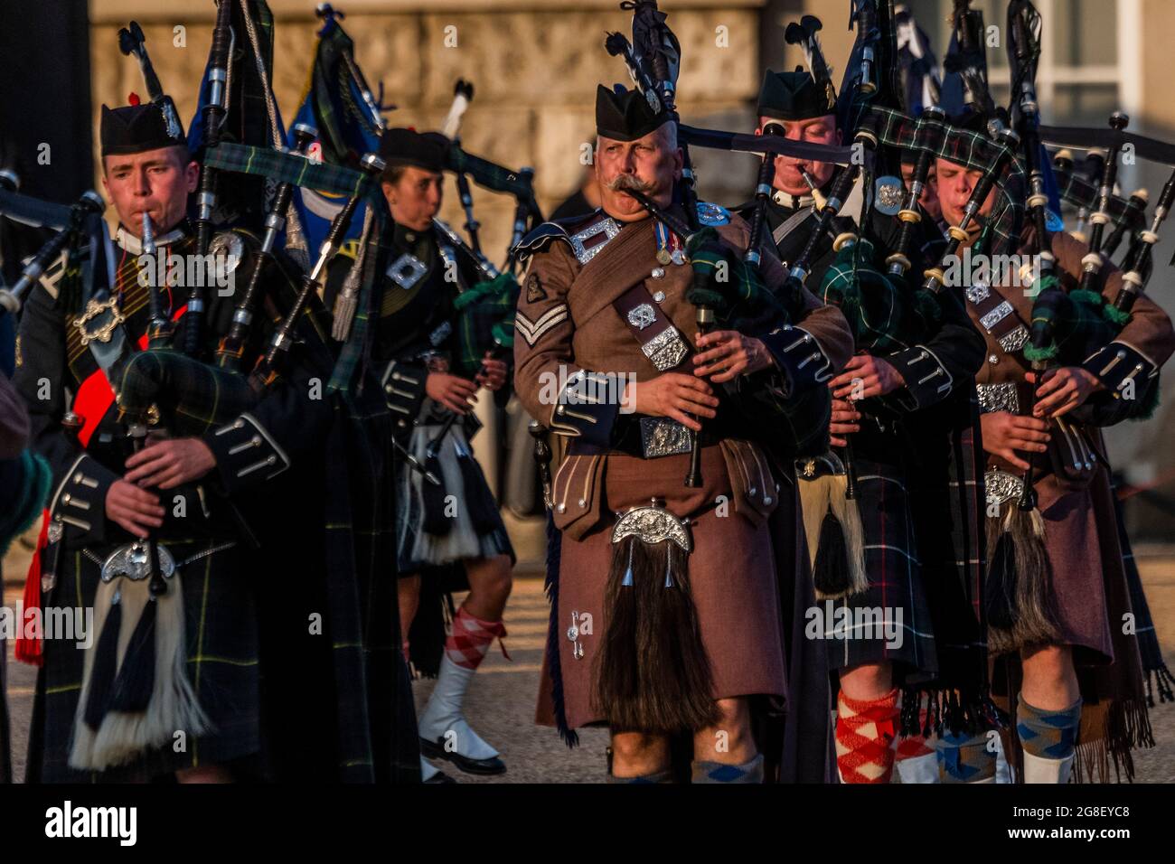 Pipes of the 1st battalion irish guards hi-res stock photography and ...