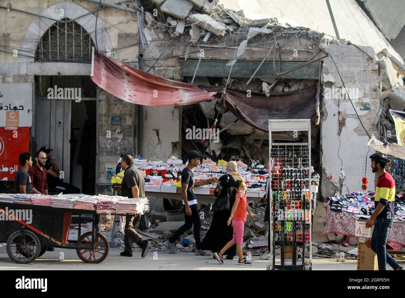 July 19, 2021: Gaza, Palestine. 19 July 2021. Palestinian vendors sell ...