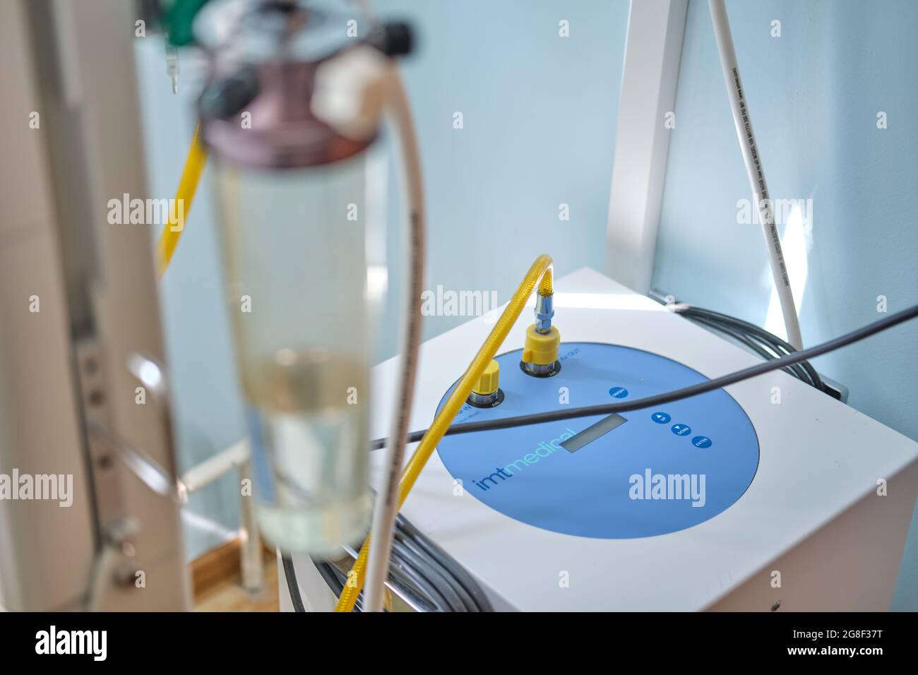 Artificial respiration apparatus hi-res stock photography and images ...