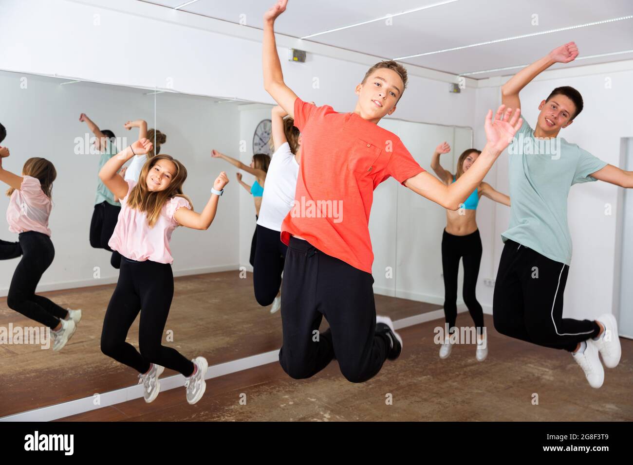 Group dance class teenagers hi-res stock photography and images - Alamy