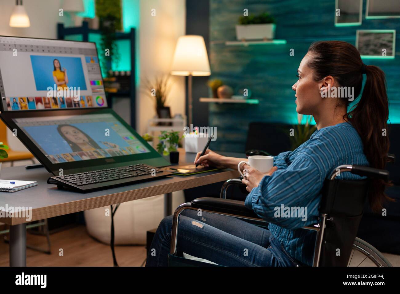 Software expert hi-res stock photography and images - Alamy