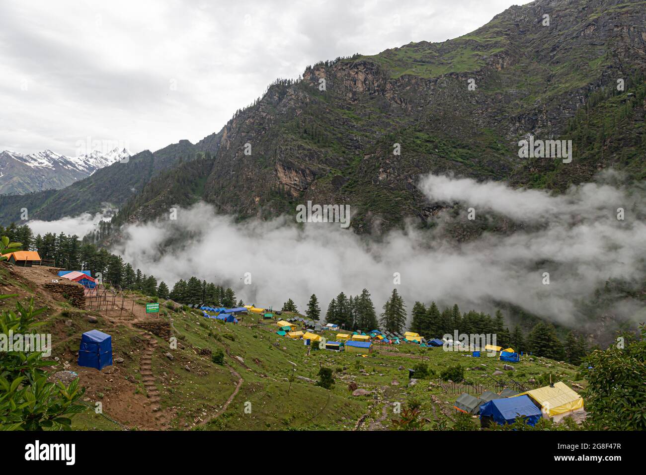 landscape view of himalyan mountain and camping at kheerganga Stock ...