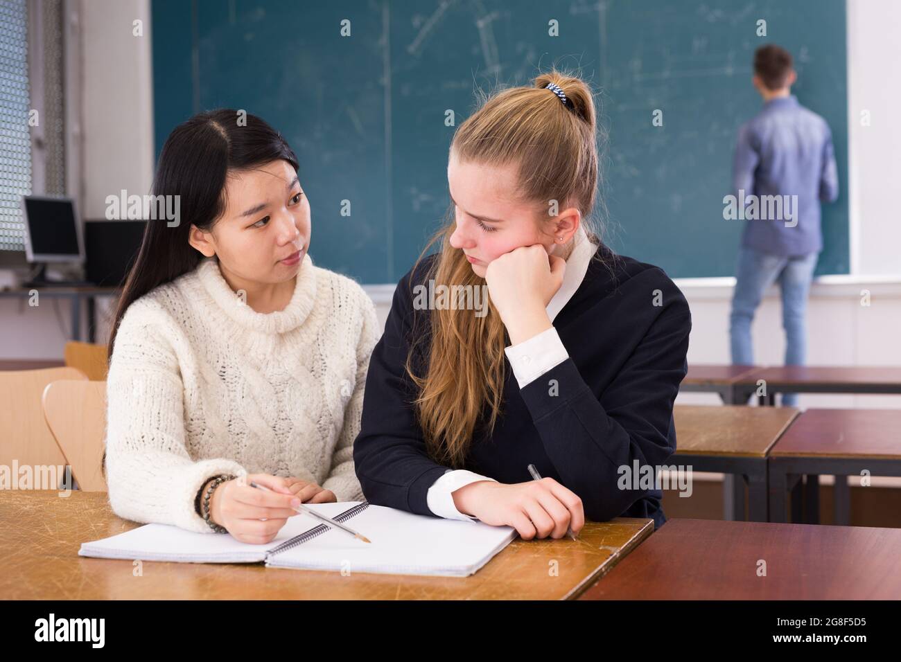 Tired students classroom hi-res stock photography and images - Alamy